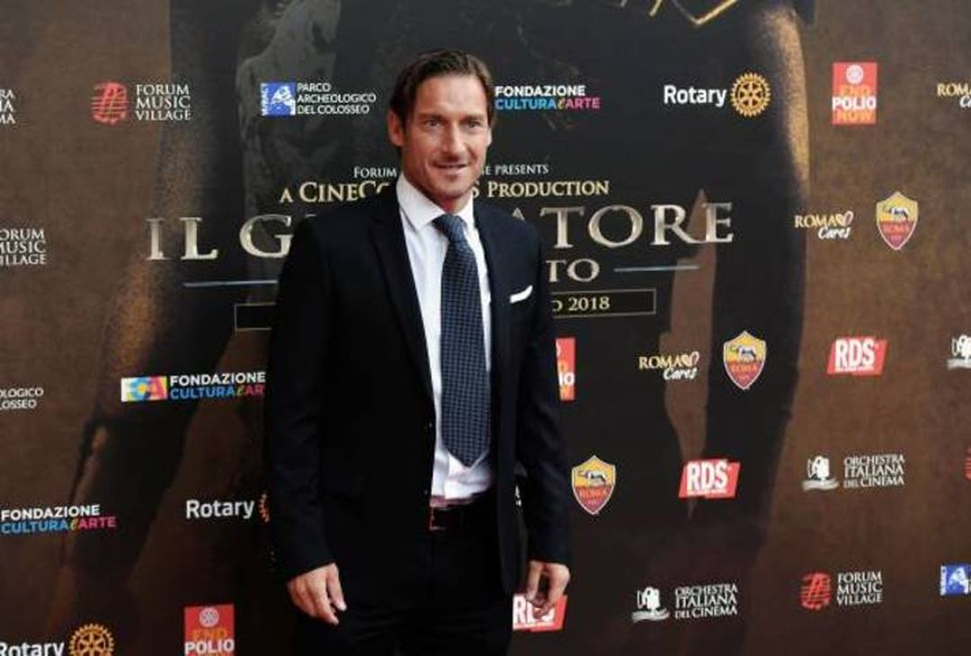 Francesco Totti e Russell Crowe al Colosseo – GALLERY - Forzaroma.info ...