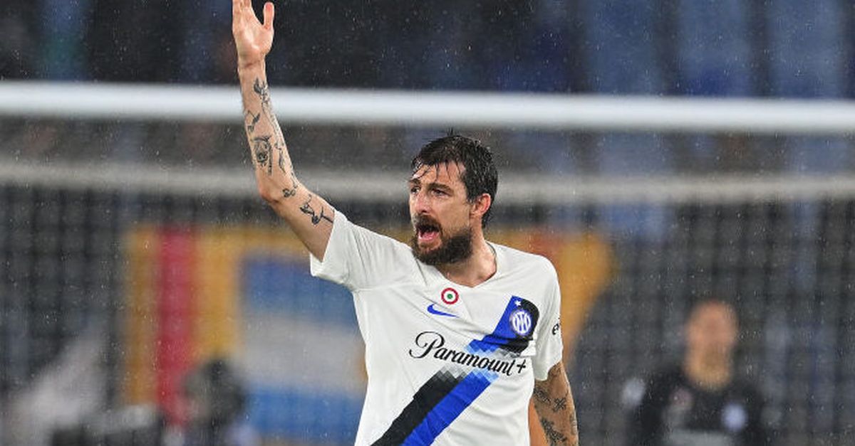 Roma Inter La Procura Figc Apre Unindagine Sul Dito Medio Di Acerbi