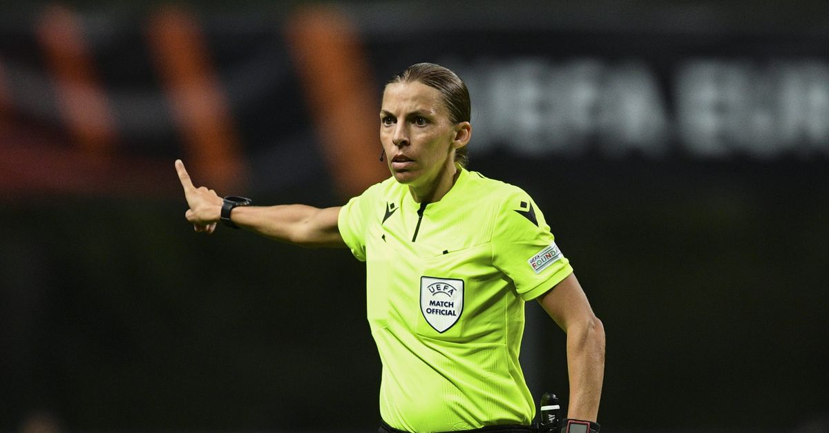 Stephanie Frappart nella storia: sarà la prima donna arbitro a un ...
