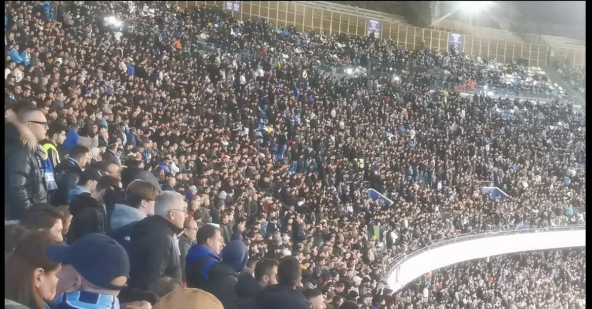 VIDEO I tifosi ricoprono di fischi i “vaffa” lanciati dagli ultras a De ...
