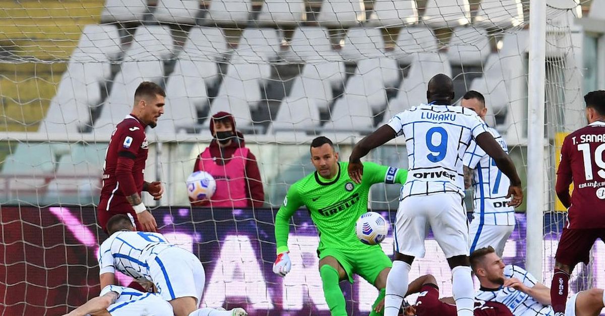 Toro-Inter, la moviola. CdS: “Gol Sanabria, due spinte su Skriniar ...