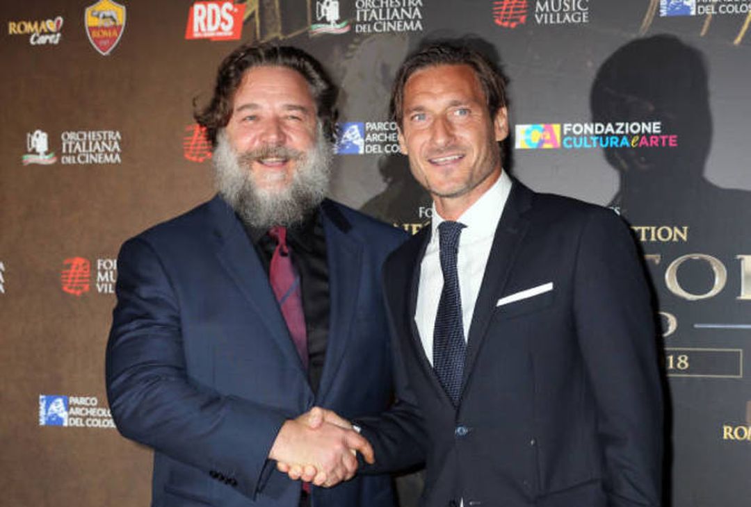 Francesco Totti e Russell Crowe al Colosseo – GALLERY - Forzaroma.info ...
