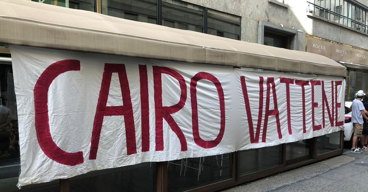 Striscioni contro Cairo davanti alla sede del Torino: “Vattene” - Toro News