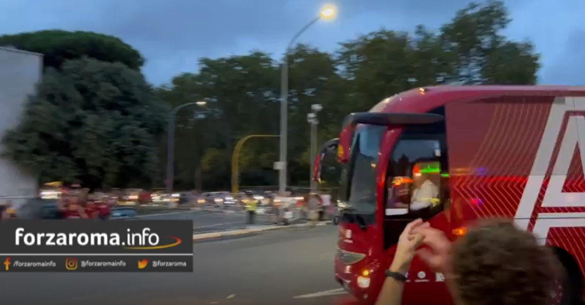 VIDEO – Il pullman della Roma arriva all’Olimpico tra l’entusiasmo dei ...