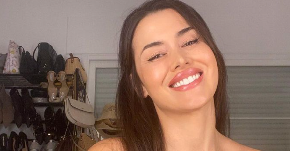 Eva Padlock mostra una scollatura bollente: l’ex ombrellina conquista i ...