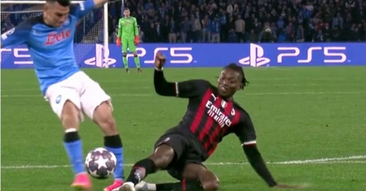 Clamorosa UEFA, celebrato il fallo di Leao su Lozano come un intervento ...