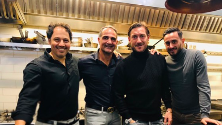 Totti, cena tra amici: con Aquiliani e Nanni da chef Sinisgalli – FOTO ...