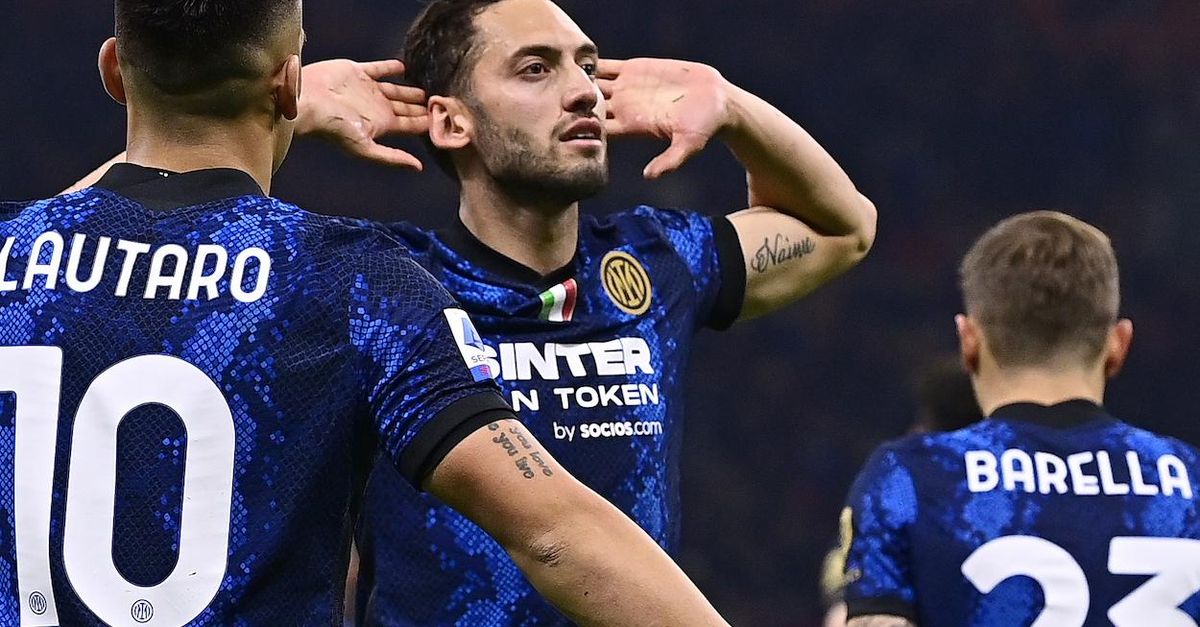 VIDEO / Il rigore di Calhanoglu e l’autogol di De Vrij: i gol di Milan ...