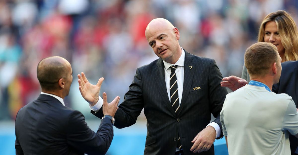 Infantino premia il Belgio terzo ai Mondiali, sul palco con lui c’era ...
