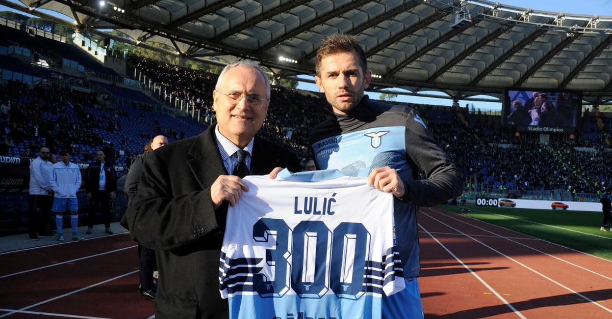 Lulic fa 300 con la Lazio, il capitano premiato dal presidente Lotito ... Lulic fa 300 con la Lazio, il capitano premiato dal presidente Lotito ...