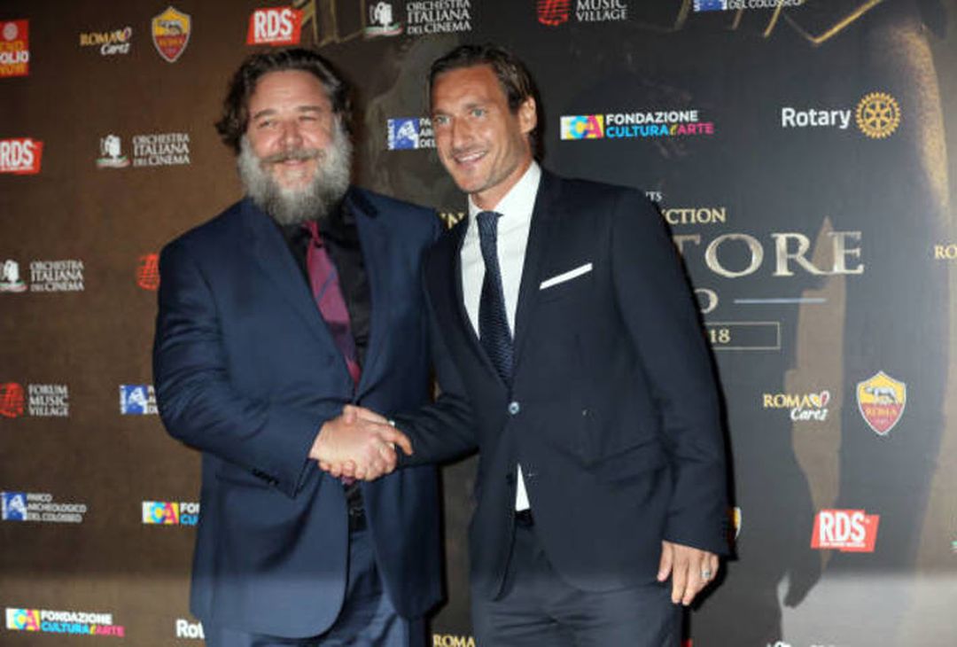 Francesco Totti e Russell Crowe al Colosseo – GALLERY - Forzaroma.info ...