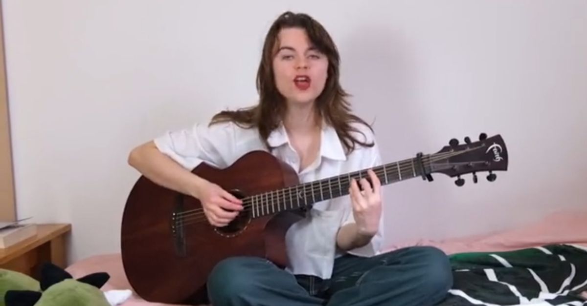 Ellie canta in campo il coro della curva del Celtic: che pre-derby a ...