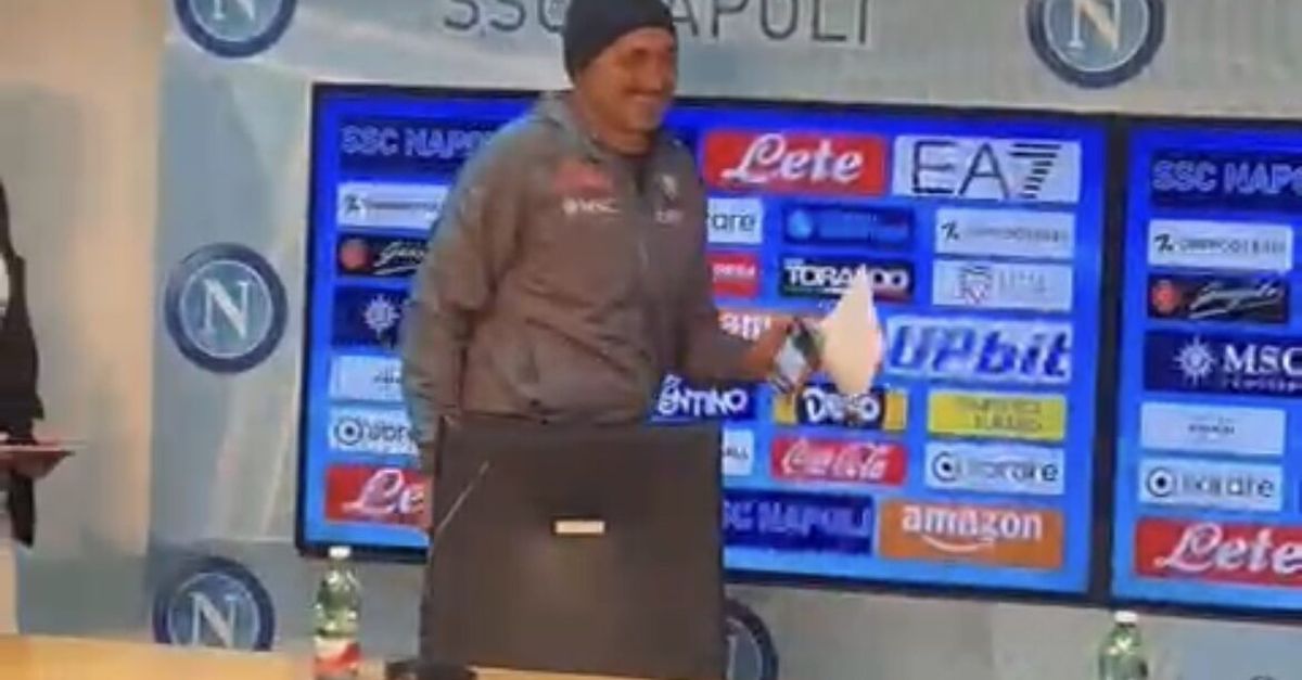 VIDEO Spalletti arriva in conferenza e… dal telefono risuona “Sarò con te!” - Calcio Napoli 1926