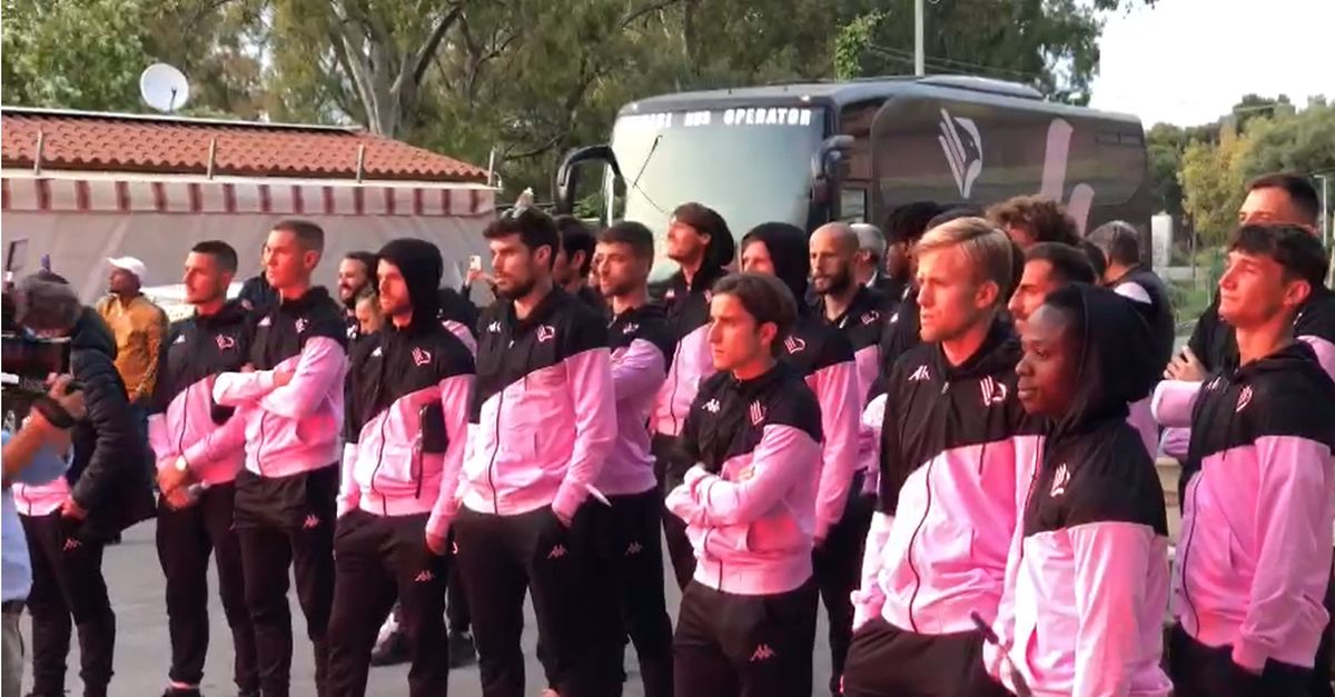 VIDEO Palermo, gli ultras salutano la squadra tra i cori dopo la visita ...