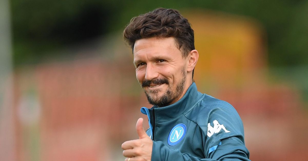 FOTO Il Napoli celebra le 100 presenze di Mario Rui in Serie A con la ...