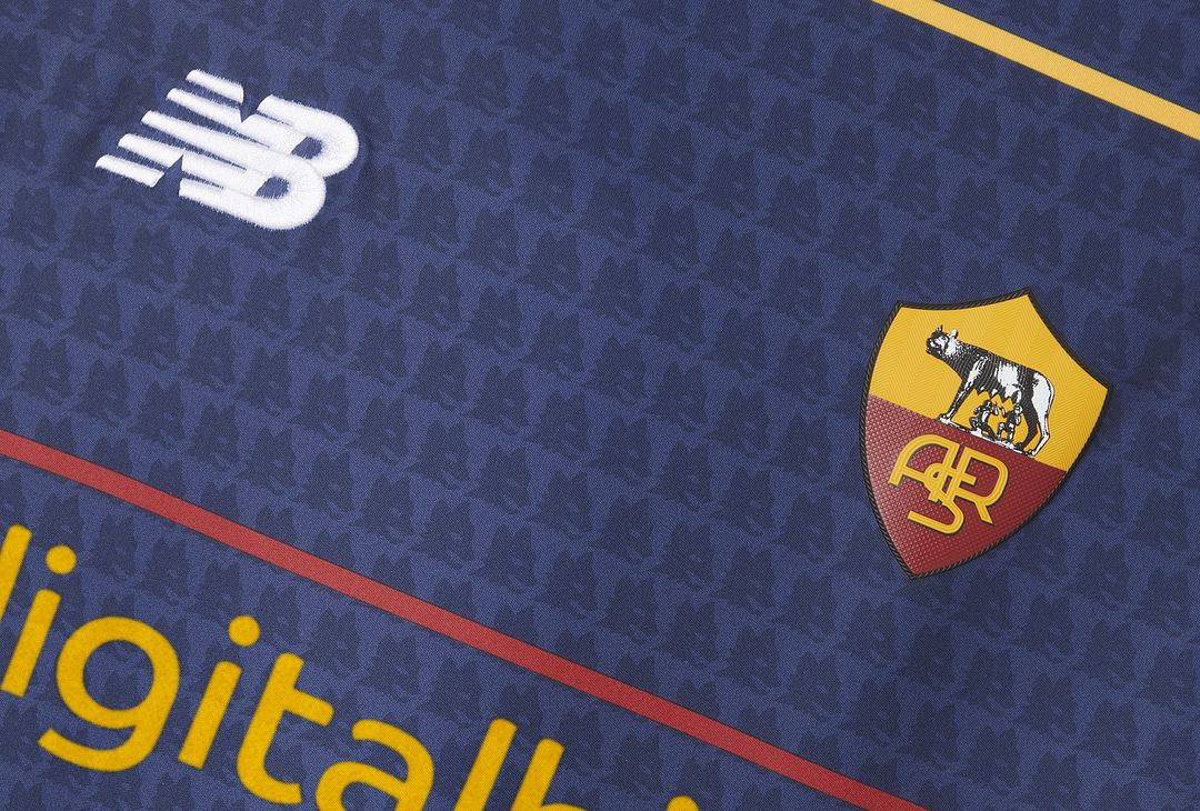 Roma, svelata la quarta maglia: c’è il vecchio stemma – FOTO GALLERY ...