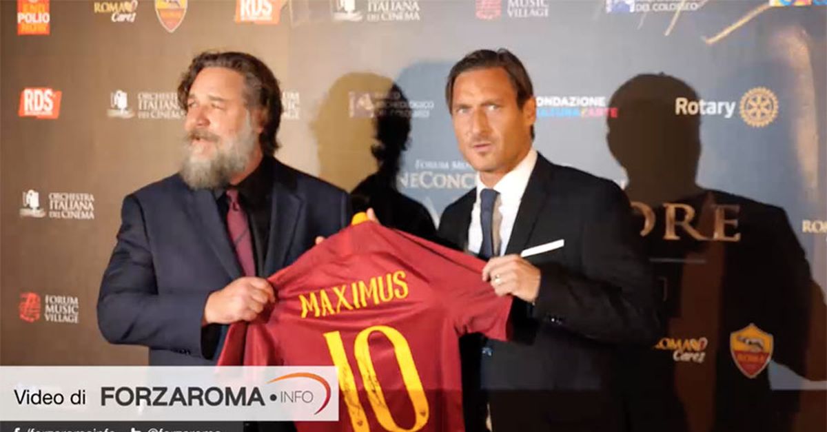 VIDEO – Totti regala a Russell Crowe la maglia numero 10 “Maximus ... VIDEO – Totti regala a Russell Crowe la maglia numero 10 “Maximus ...