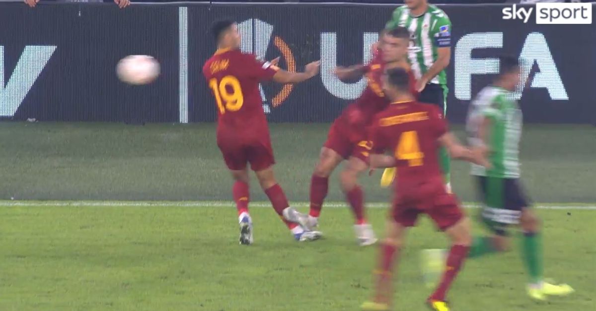 VIDEO/ Roma, lo strano infortunio di Celik: colpa di un pestone di ...