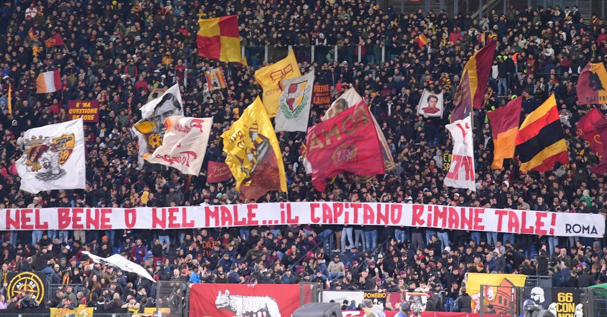 Roma, la Curva Sud sostiene Pellegrini: “Nel bene o nel male il ... Roma, la Curva Sud sostiene Pellegrini: “Nel bene o nel male il ...