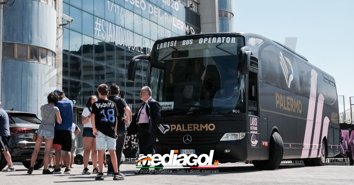 FOTO Reggina-Palermo, i rosanero di Corini in partenza dal “Renzo ... FOTO Reggina-Palermo, i rosanero di Corini in partenza dal “Renzo ...