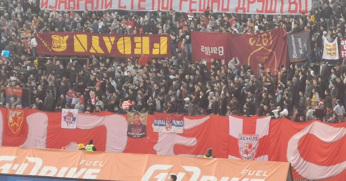 Gli ultras della Stella Rossa bruciano in curva lo striscione dei ...