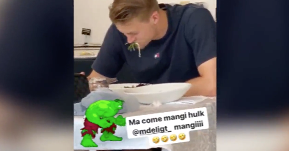 VIDEO Juventus, de Ligt si ingozza in stile Hulk: Cuadrado lo riprende ...
