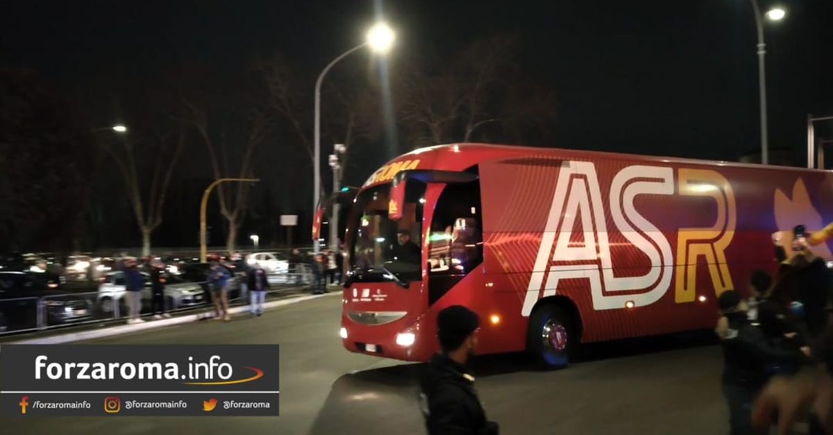 VIDEO – L’arrivo del pullman della Roma: fumogeni e cori per i ...