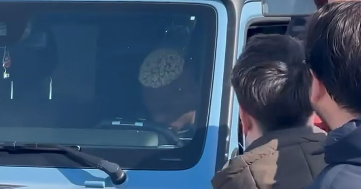 Osimhen arriva a Castel Volturno e fa felice i tifosi: autografi e ... Osimhen arriva a Castel Volturno e fa felice i tifosi: autografi e ...