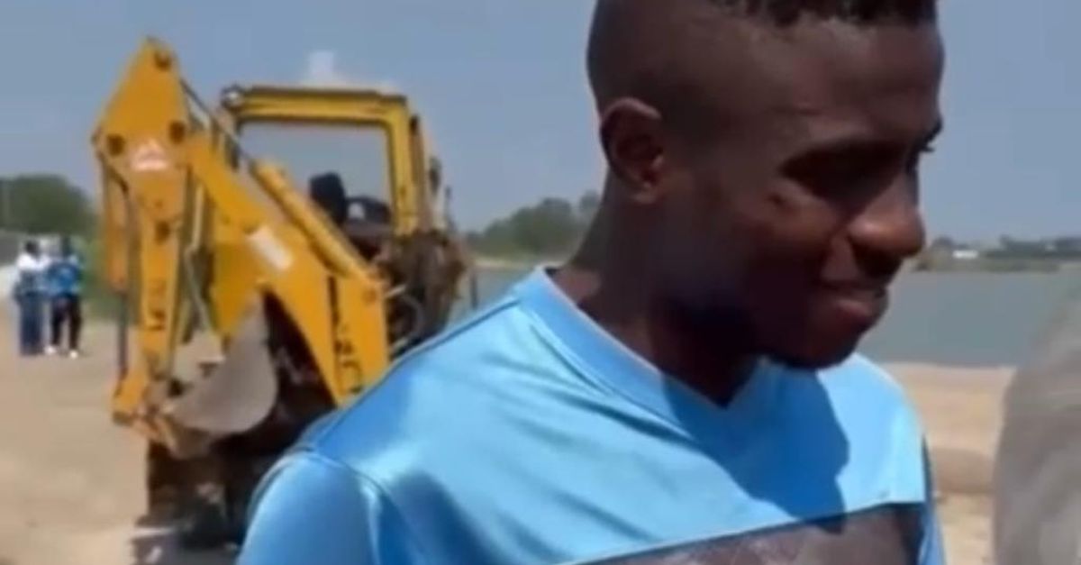 VIDEO Osimhen fa impazzire i tifosi al suo murale a Castel Volturno ... VIDEO Osimhen fa impazzire i tifosi al suo murale a Castel Volturno ...