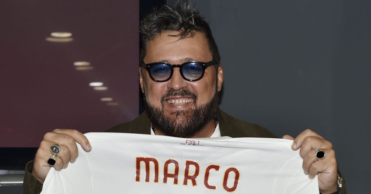 Roma-Juventus, Marco Conidi canta “Mai sola mai” sotto la Curva Sud ...
