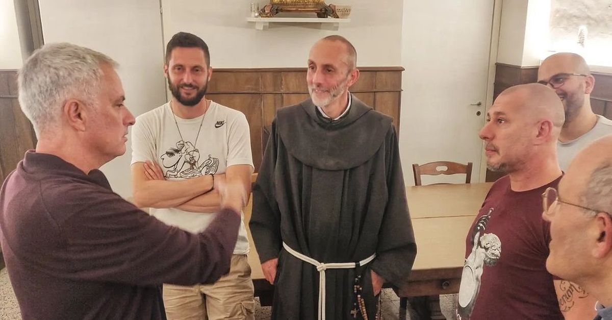 Roma, la visita di Mourinho ai Frati Palatino: “Che magnifica sorpresa ...