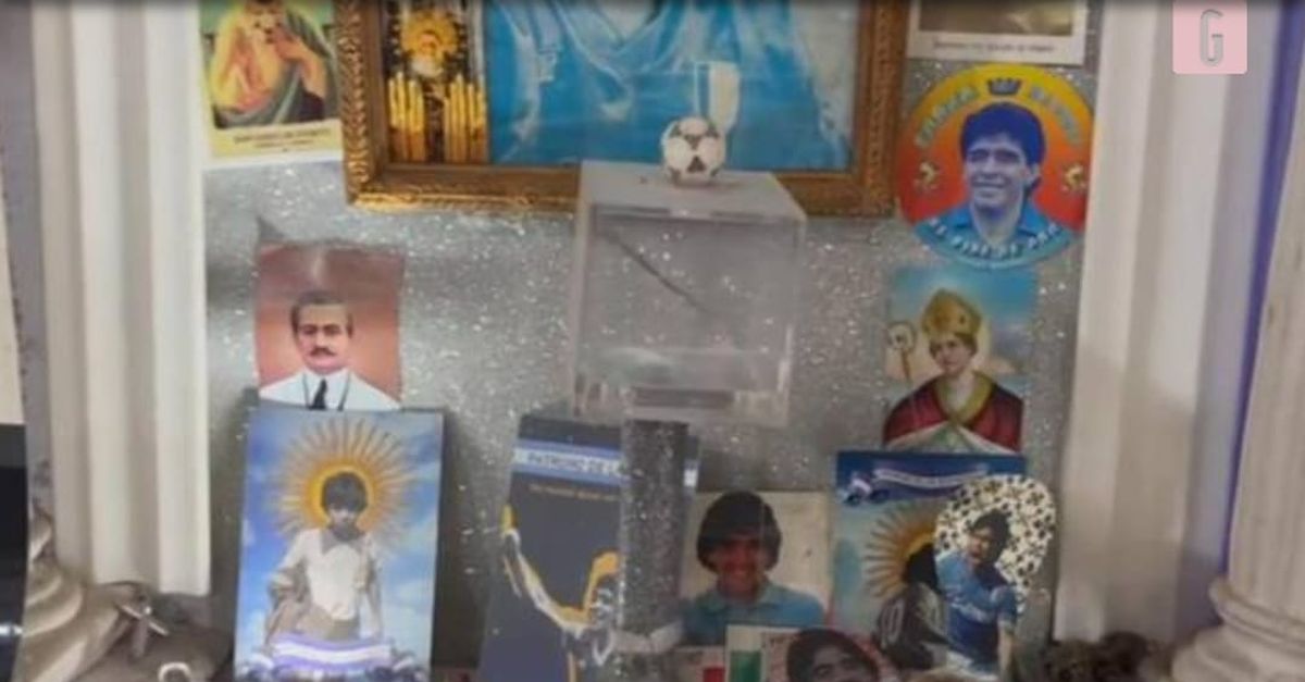 Napoli, la reliquia che non ti aspetti: il capello di Maradona in un ...