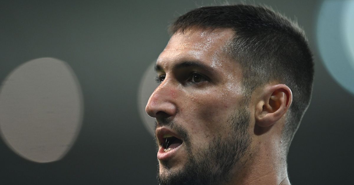 FOTO Politano e il tenero abbraccio alla figlia in riva al mare ...