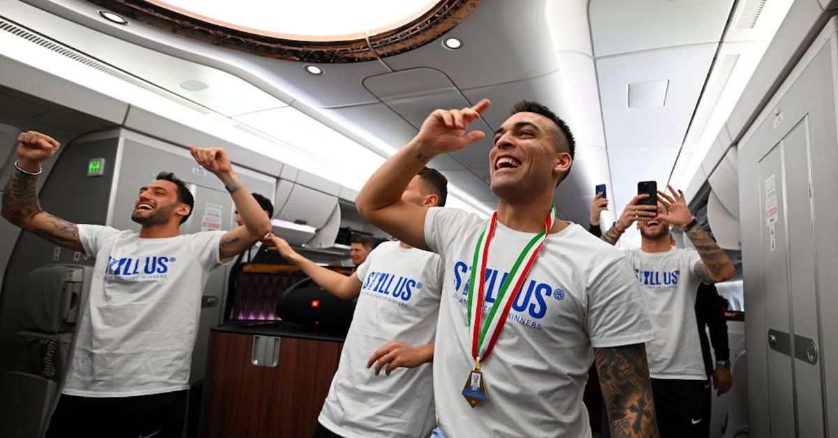 VIDEO / Inter, festa in aereo con la Supercoppa. Le immagini - FC Inter ...