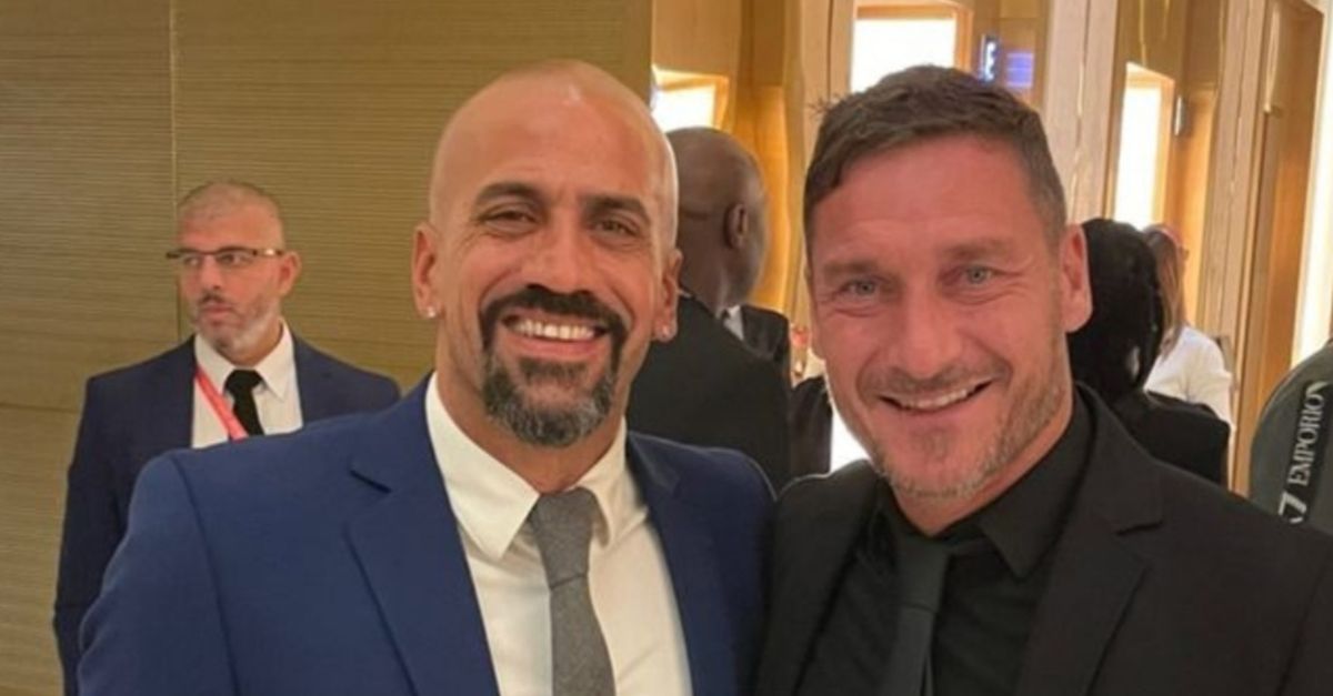 Roma, quanto derby in un solo abbraccio: Veron e Totti, insieme, a Doha ...
