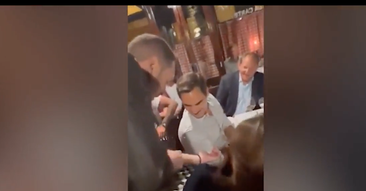 VIDEO / Federer e il fan con il tatuaggio su di lui: “Mi prendi in giro ...