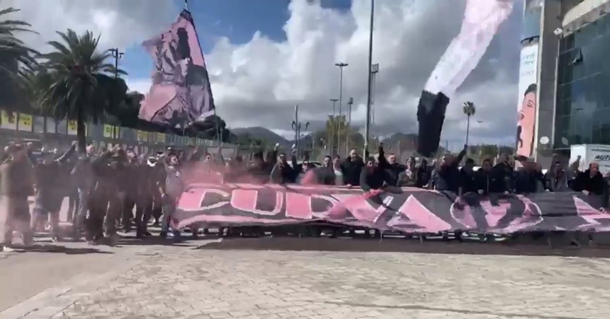 VIDEO Palermo, gli ultras cantano: “Non mollate mai” - Mediagol