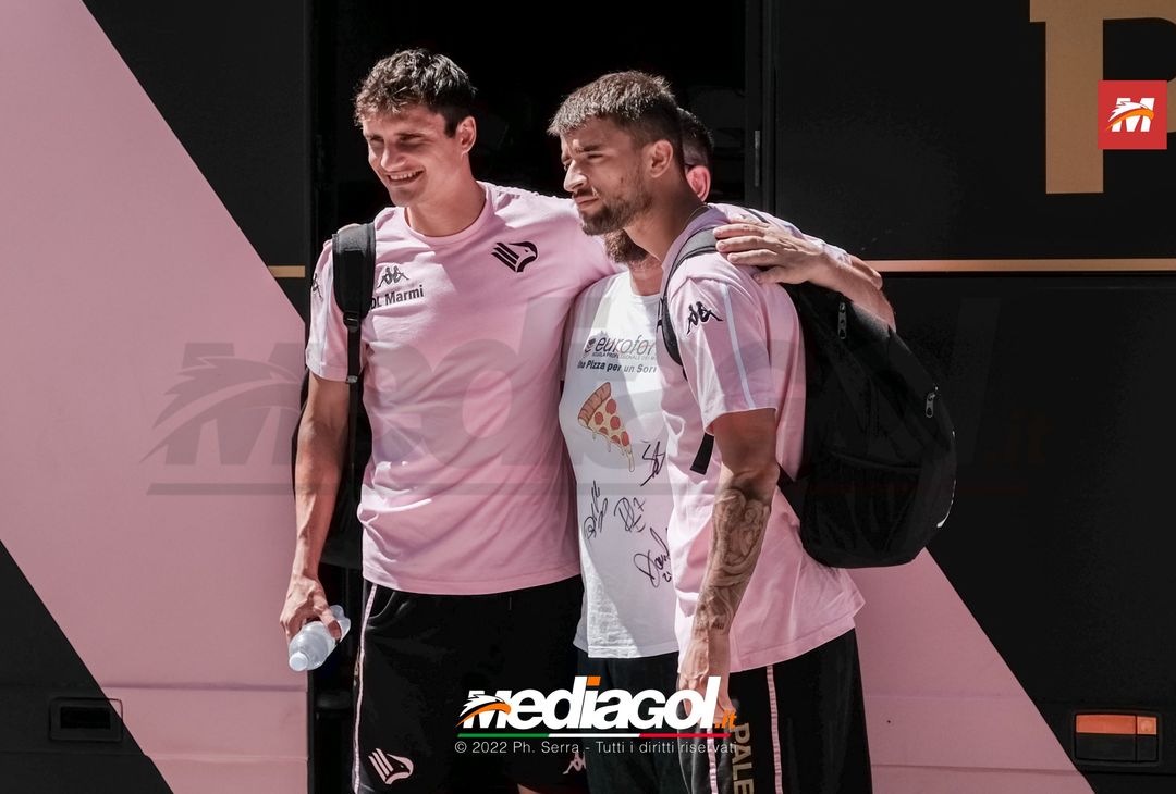 FOTO Reggina-Palermo, i rosanero di Corini in partenza dal “Renzo ... FOTO Reggina-Palermo, i rosanero di Corini in partenza dal “Renzo ...