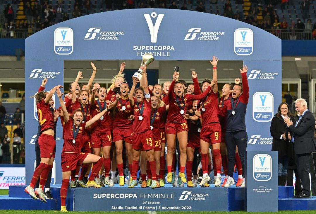 La Roma Femminile vince la Supercoppa: le immagini della festa – FOTO ... La Roma Femminile vince la Supercoppa: le immagini della festa – FOTO ...